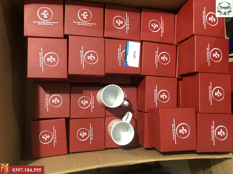 Cốc Sứ In Logo Mã QR Làm Quà Tặng Cho Bệnh Viện Bạch Mai Giá Rẻ