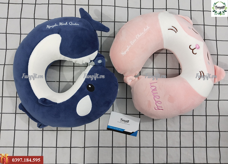 Gối kê cổ chữ U in tên nhiều mẫu mã làm quà tặng cho bé