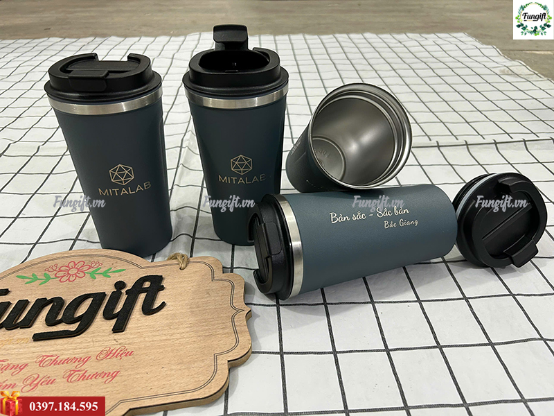 Đặt khắc cốc coffee số lượng ít logo MITALAB