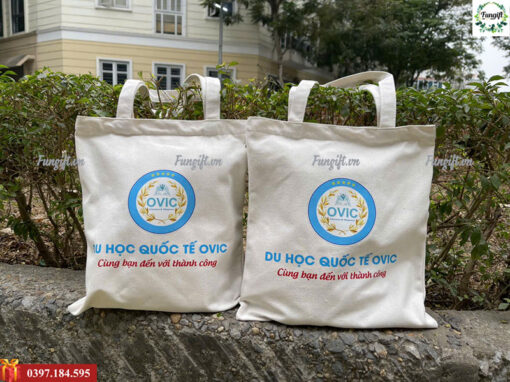Mẫu túi vải in logo quảng cáo Trung tâm du học quốc tế OVIC