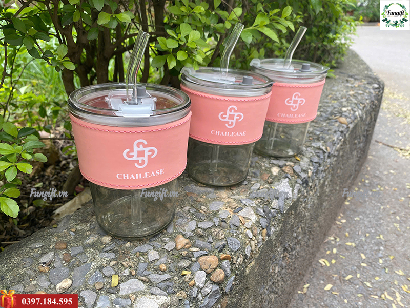 Cốc Thuỷ Tinh Bọc Da 450ml In Logo Chailease - Xưởng In Trực Tiếp