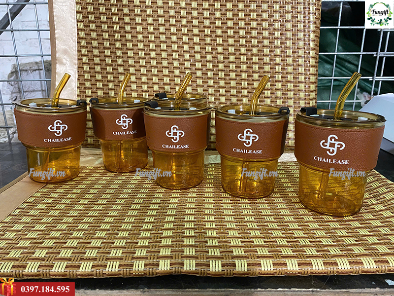 Cốc Thuỷ Tinh Bọc Da 450ml In Logo Chailease - Xưởng In Trực Tiếp