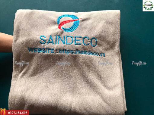 Chăn nỉ văn phòng thêu logo công ty Saindeco theo yêu cầu